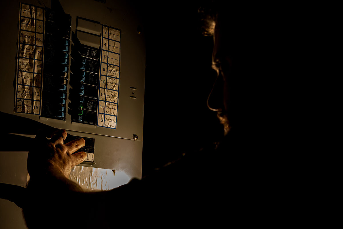 What to Do When There is a Power Outage? - Limelight Electrix